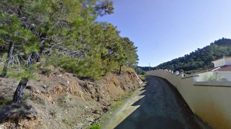 Natural pools in Malaga by car, find waterfalls and riverbeds where hiking
